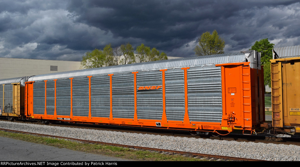 TTGX 953369 11-2015 built RSH80 89-foot 4-inch flat car with BNSF 28256 Trinity Job F15006 auto ...